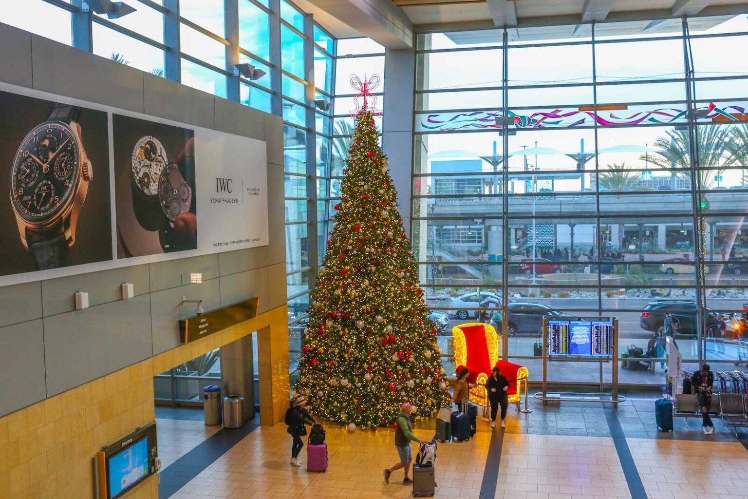 Flying on Christmas Day - The Pros and Cons to Air Travel on December ...