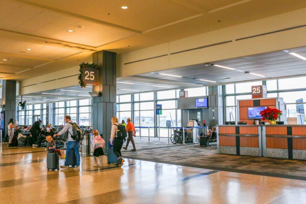 Flying on Christmas Day - The Pros and Cons to Air Travel on December ...