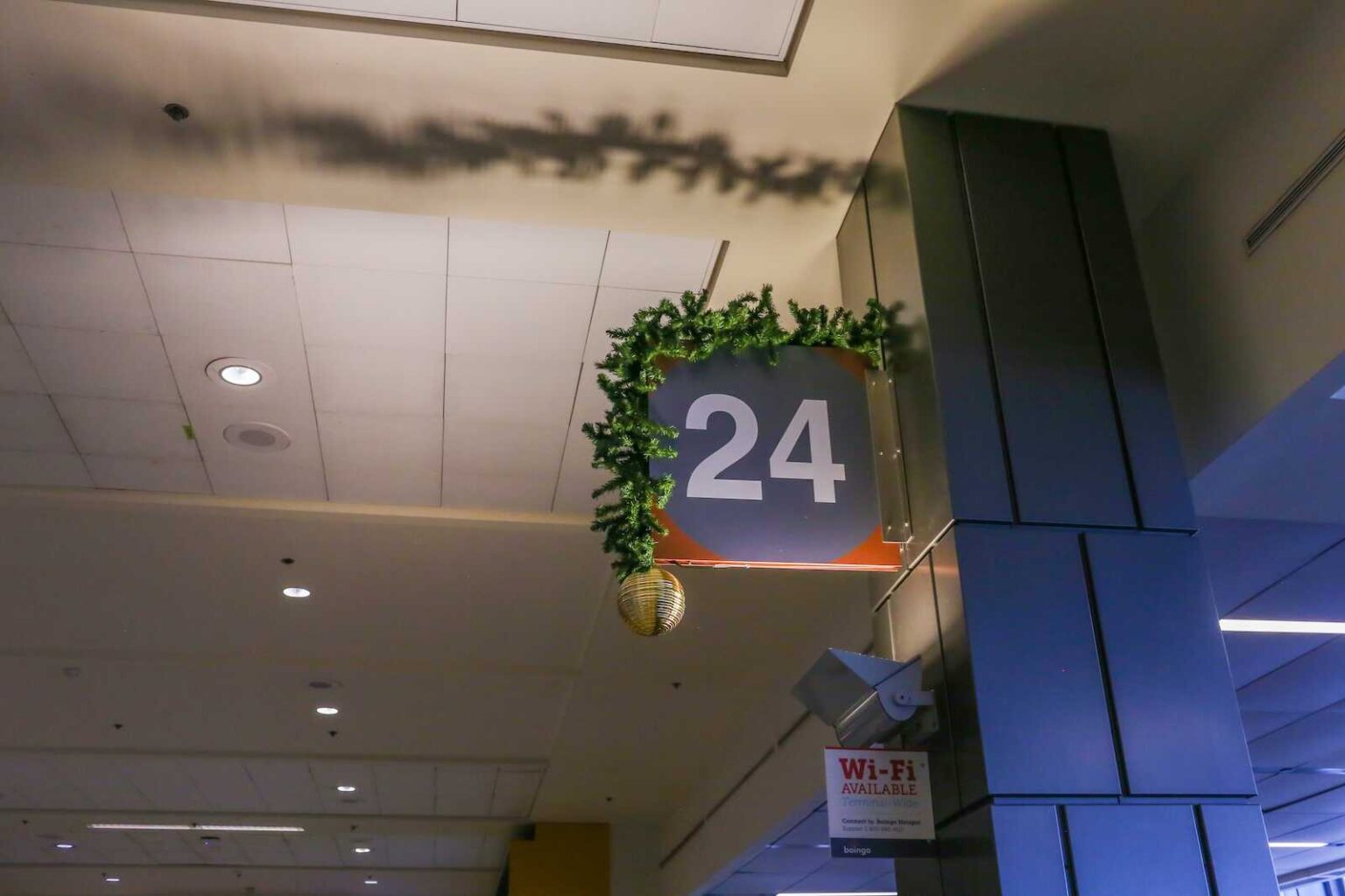 Flying on Christmas Day - The Pros and Cons to Air Travel on December ...